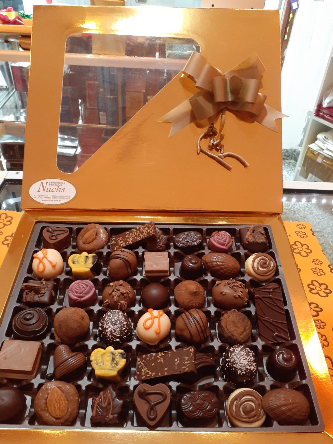 Caja regalo con visor y blister con 42 bombones surtidos. - NUCHS